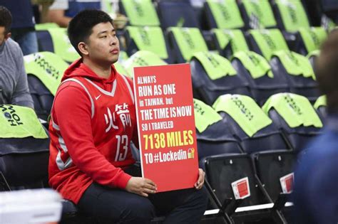 Nba／火箭大勝灰狼聽牌 哈登賽後丟鞋給台灣球迷 運動 Nownews今日新聞