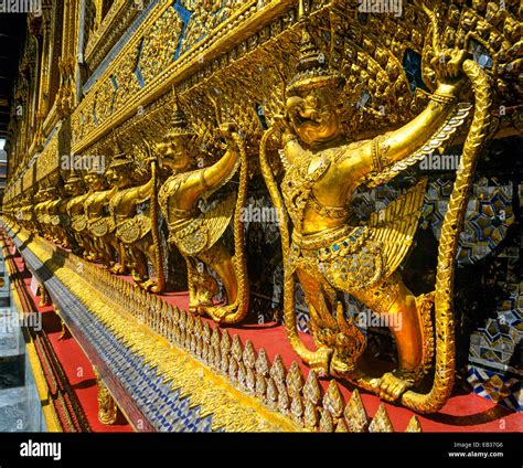 Garudas doré oiseau mythique comme les créatures temple Wat Phra Kaeo