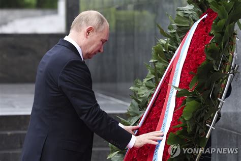호찌민 묘소에 헌화하는 푸틴 러 대통령 연합뉴스