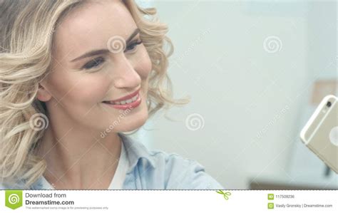 Het Jonge Mooie Meisje Neemt Een Foto Van Zich Na Professioneel Het