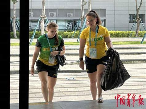 在成都大运村，各国运动员为何热衷 卖废品”场馆绿色低碳