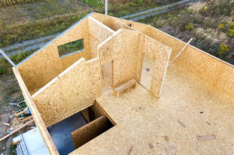 새롭고 현대적인 모듈 형 주택의 건설 내부에 스티로폼 절연 복합 나무 한 모금 패널로 만든 벽 에너지 효율적인 홈 컨셉의 새로운 프레임 구축 배향성 스트랜드 보드에 대한