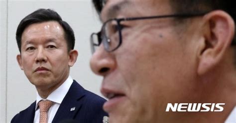 김상조 공정거래위원장 답변 바라보는 최현만 미래에셋증권 부회장