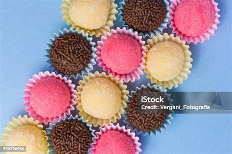 Brigadeiro Beijinho와 매우 드 Pe 브라질에서 과자 어린이 생일 파티 블루 테이블에 사탕 볼의 오버 헤드로
