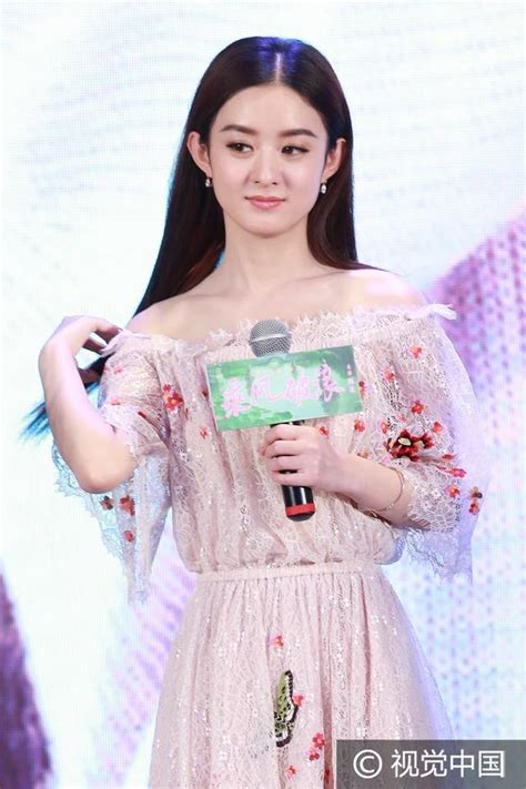 趙麗穎甜美抹胸裙秀香肩拉衣領自賞美胸 鞋碼過大下台獲專人攙扶 每日頭條