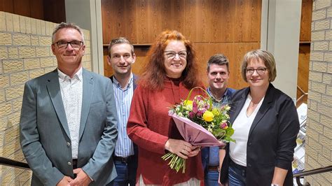 Blumen Und Applaus Zum Abschied Schulleiterin Geht In Den Ruhestand