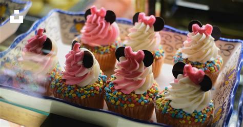 화이트 핑크와 블랙 컵 케이크 사진 Unsplash의 무료 디즈니 월드 이미지