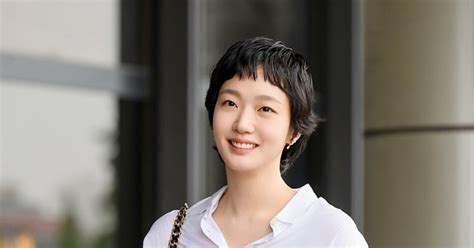 김고은 ‘꾸안꾸의 정석 화이트 셔츠에 데님 하나로 ‘샤넬 감성 완성