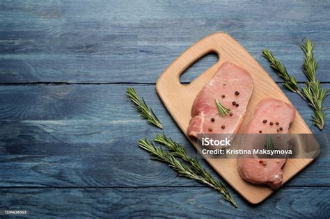 보드에 생 돼지 고기 스테이크 고기와 요리재료 향신료 허브와 야채가벼운 배경에 맨 위 보기 고기에 대한 스톡 사진 및 기타 이미지 Istock