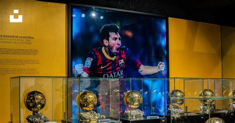 트로피 뒤에 서있는 사람 사진 Unsplash의 무료 바르셀로나 이미지