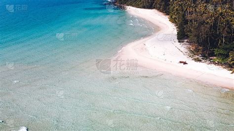 岛上清澈的水，明亮的蓝色的海和海滩