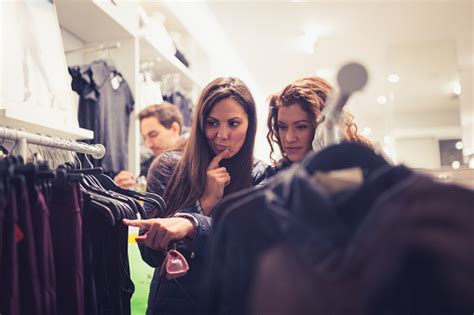 검은 금요일입니다 가장 친한 친구 쇼핑 패션 매장에서 옷을 선택 25 29세에 대한 스톡 사진 및 기타 이미지 25 29세 상점 쇼핑 Istock