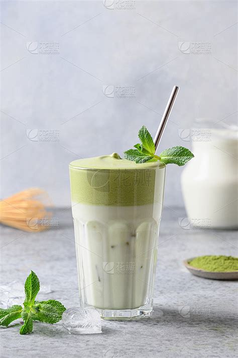 达戈纳抹茶拿铁茶加牛奶和薄荷茶装饰关闭了
