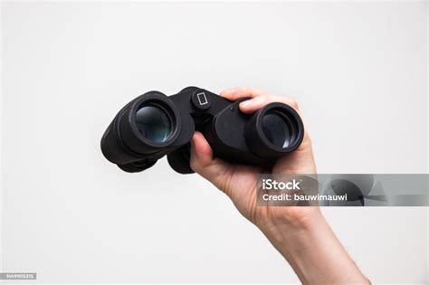 흰색 배경에 쌍안경을 들고 손 쌍안경에 대한 스톡 사진 및 기타 이미지 쌍안경 손 쥠 Istock