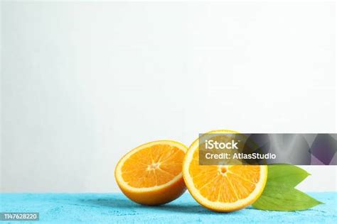 흰색 배경 텍스트 공간에 대 한 파란색 테이블에 잎 오렌지 반쪽 0명에 대한 스톡 사진 및 기타 이미지 0명 3차원 형태 감귤류 과일 Istock
