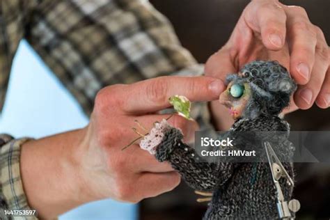 손으로 만든 인형으로 이야기를 전하는 단편 영화를 만드는 작업 중인 스톱 모션 여성 예술가 40 44세에 대한 스톡 사진 및 기타 이미지 40 44세 가공의 인물
