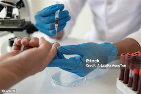 의학적으로 필요한 혈액 검사를 검사하는 아시아 혈액 전문의 Medicare 지침에 따라 의사의 지시 진단 시도 혈액 검사 실험실