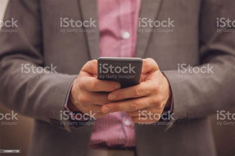 현대 비즈니스 남자 야외에서 휴대 전화를 사용 하 여입니다 가을에 대한 스톡 사진 및 기타 이미지 가을 거리 공원