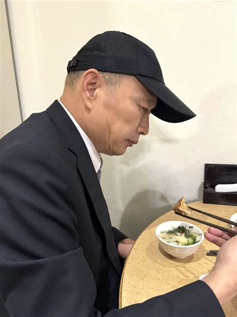 朝野表決大戰一整天！韓國瑜凌晨下班吃稀飯 四叉貓：還有心情吃宵夜？