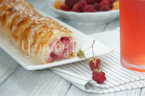 Рулет из слоёного теста с творогом и ягодами простой и вкусный рецепт