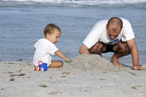 Pai e filho na praia imagem de stock Imagem de bebê cuidado 6465307
