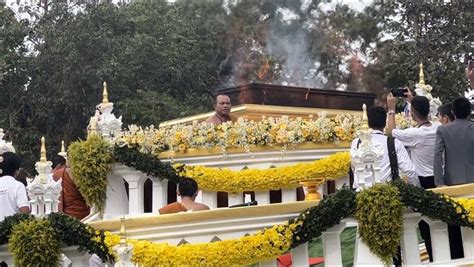 ข่าว Like สาระ ศิษยานุศิษย์ทั่วสารทิศ ร่วมพิธีพระราชทานเพลิงศพ หลวง