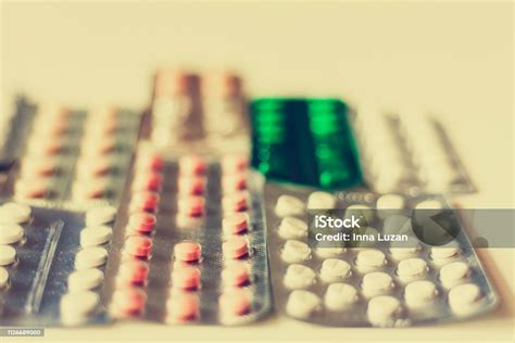 Pil Obat Atau Kapsul Blister Pack Pada Latar Belakang Putih Dengan