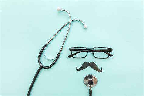 남자 건강 관리 개념입니다 의학 장비 청진 기 또는 Phonendoscope 시경 안경 유행 파스텔 파란색 배경에 고립 된