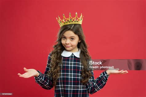 내 주위를 돌고 있는 세상 아이는 황금 왕관 기호 공주를 착용합니다 꿈꾸는 모든 소녀는 공주가 됩니다 레이디 리틀 프린세스
