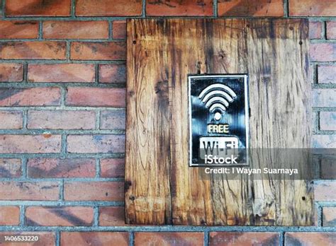 무료 Wifi의 금속 간판 천연 갈색 나무에 설치 돌 벽 배경에 매달려 무료에 대한 스톡 사진 및 기타 이미지 무료 무선