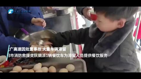 象·暖流丨油罐车侧翻大量车滞留高速 消防将餐饮车开了过去