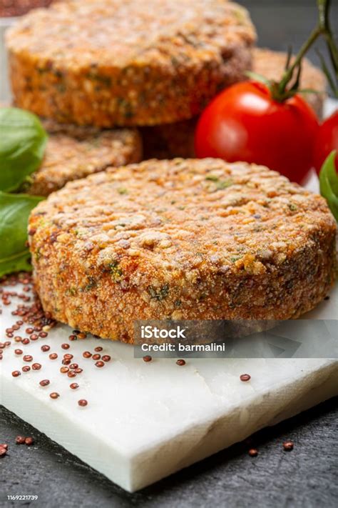 건강한 퀴노아 바질 토마토 모짜렐라 치즈로 만든 맛있는 채식 햄버거 0명에 대한 스톡 사진 및 기타 이미지 0명 건강한