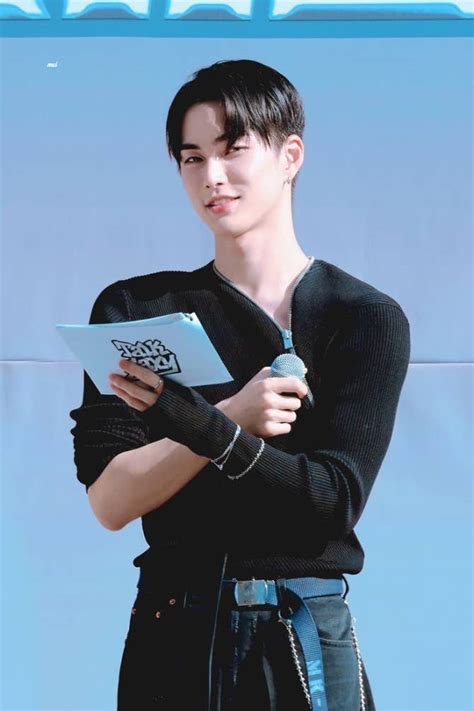 Riize Community Post 🧡🧼its Seunghan Hour🧼🧡 승한이 안녕~🧼🧡잘 지내시나요 오늘 어땠나요 잘 지내고 좋은 하루 보내길 바라요