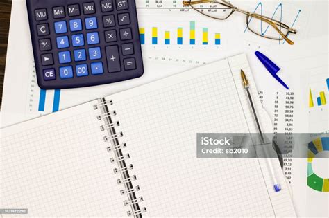 탑 뷰 사무실 테이블 책상 재무 보고서 플랫 레이 비즈니스 사무용품 숫자 및 빈 종이 다이어그램 펜 안경 계산기가 있는 작업 공간 텍스트 공간을 복사합니다 상위 뷰 0명에