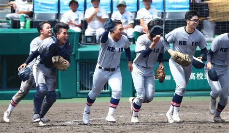 ＜広陵・慶応＞ 試合に勝利し、笑顔で挨拶に向かう清原（中央）ら慶応ナイン （撮影・後藤 大輝） ― スポニチ Sponichi Annex 野球