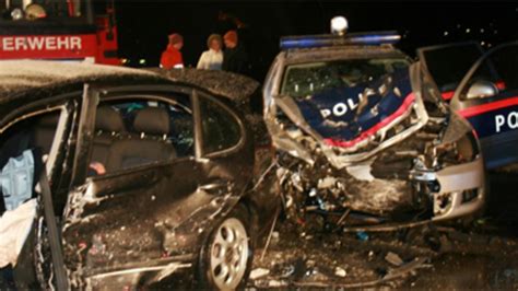 Polizei Kracht Bei Streife Frontal In PKW Oe24 At
