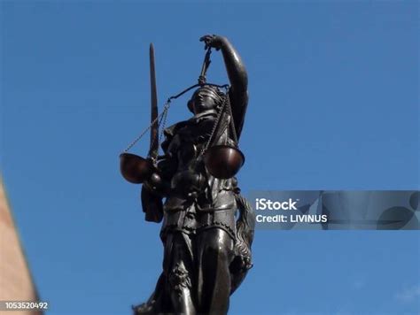 뉘른베르크 독일에서 하늘 보기에 대 한 여자 정의 조각 눈가리 유럽 2018년에 대한 스톡 사진 및 기타 이미지 2018년