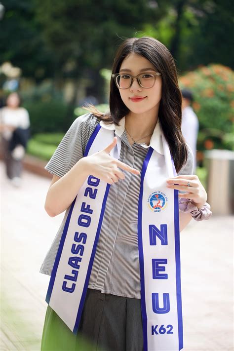 clm ghen tị vô cùng với các bạn có ảnh đẹp với áo cử nhân vì ảnh với áo cử nhân của tôi như clq