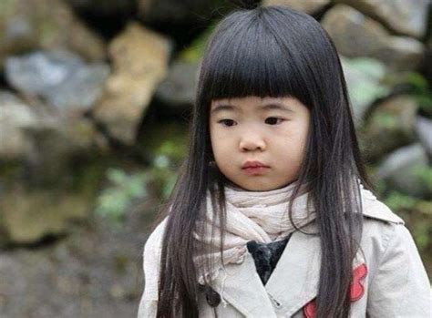 曹格曬照為女兒慶生，13歲grace蛻變成御姐，俯拍照露後背超大膽 壹讀