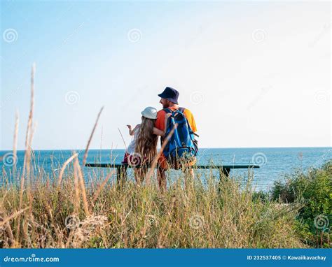 Padre Feliz E Hija Sentados En Un Banco Con Vistas Al Paisaje Marino