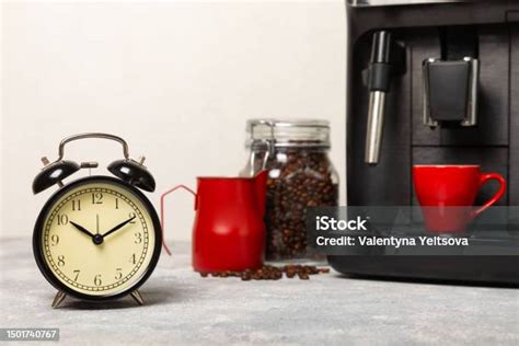 커피 머신의 배경에 알람 시계 아로마 커피 한 잔과 커피 머신을 배경으로 식탁에 놓인 검은색 알람 시계 쾌활한 아침 개념 0명에 대한 스톡 사진 및 기타 이미지 Istock
