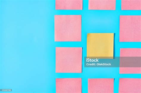 파란색 배경에 분홍색 사각형 빈 종이 스티커의 노란색과 프레임 공간을 복사합니다 맨 위 보기 개체 그룹에 대한 스톡 사진 및 기타 이미지 Istock