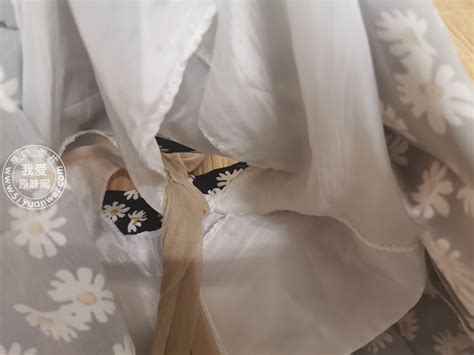 宿舍楼梯口捡到超短裙和丝袜，受不了 原味袜子 原味秀