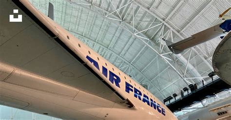格納庫の中に座っている大きな白い飛行機の写真 Unsplashの無料フェアファックス郡写真