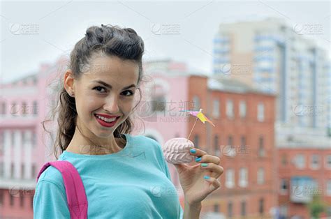 一个手里拿着棉花糖的女孩的肖像