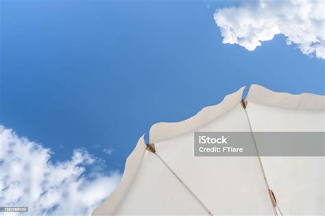 하얀 해변이나 수영장 우산과 작은 흐린 푸른 하늘의 바닥 전망 공간을 복사합니다 휴일 휴가 여행 컨셉 0명에 대한 스톡 사진 및