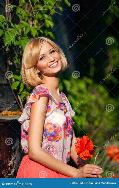 Belle Fille S Asseyant Sur Le Banc Photo Stock Image Du Cheveu Banc
