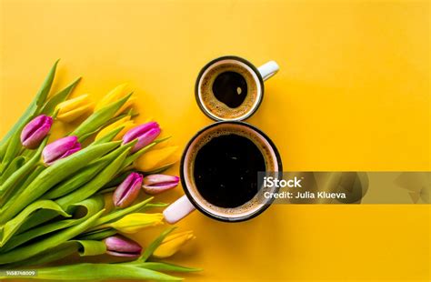 배너숫자 8 모양의 뜨거운 모닝 커피 두 잔과 밝은 노란색 배경에 노란색 라일락 튤립 꽃다발 위에서 본 모습 텍스트 공간을 복사합니다 휴일의 개념 0명에 대한 스톡 사진 및