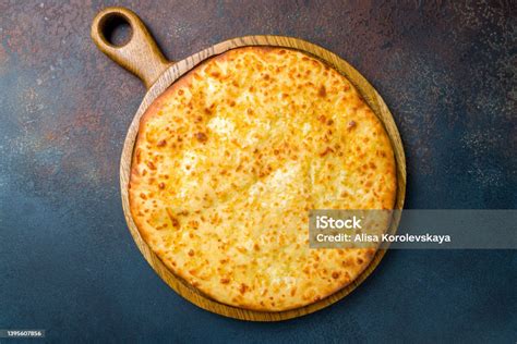 치즈를 곁들인 카차푸리 메그렐리안 카차푸리 푸른 콘크리트 테이블 탑 뷰에 조지아 요리 하차푸리에 대한 스톡 사진 및 기타 이미지