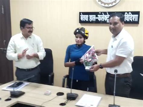 National Cyclist Asha Malviya Started Her Journey विदिशा कलेक्टर